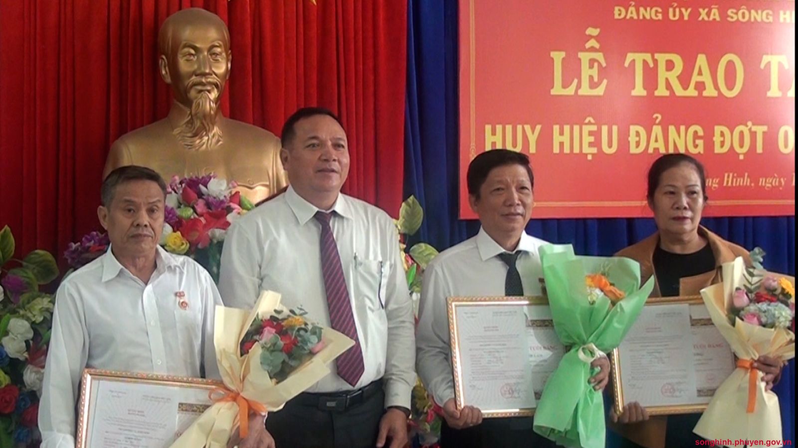 Sông Hinh tổ chức Lễ trao Huy hiệu Đảng đợt 07/11/2025 – Tri ân đảng viên lão thành